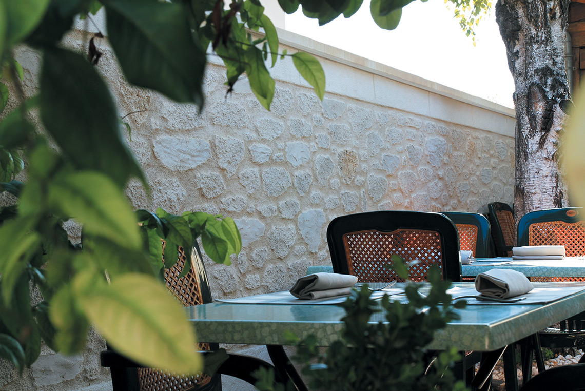 Decopierre extérieur sur mur de clôture - Habitat & Traditions