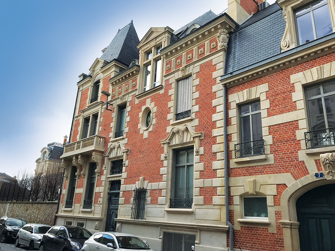 Restauration d'une façade pierre et brique à Reims - Habitat & Traditions
