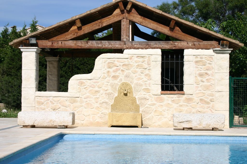 Decopierre extérieur sur mur et piliers - Habitat & Traditions