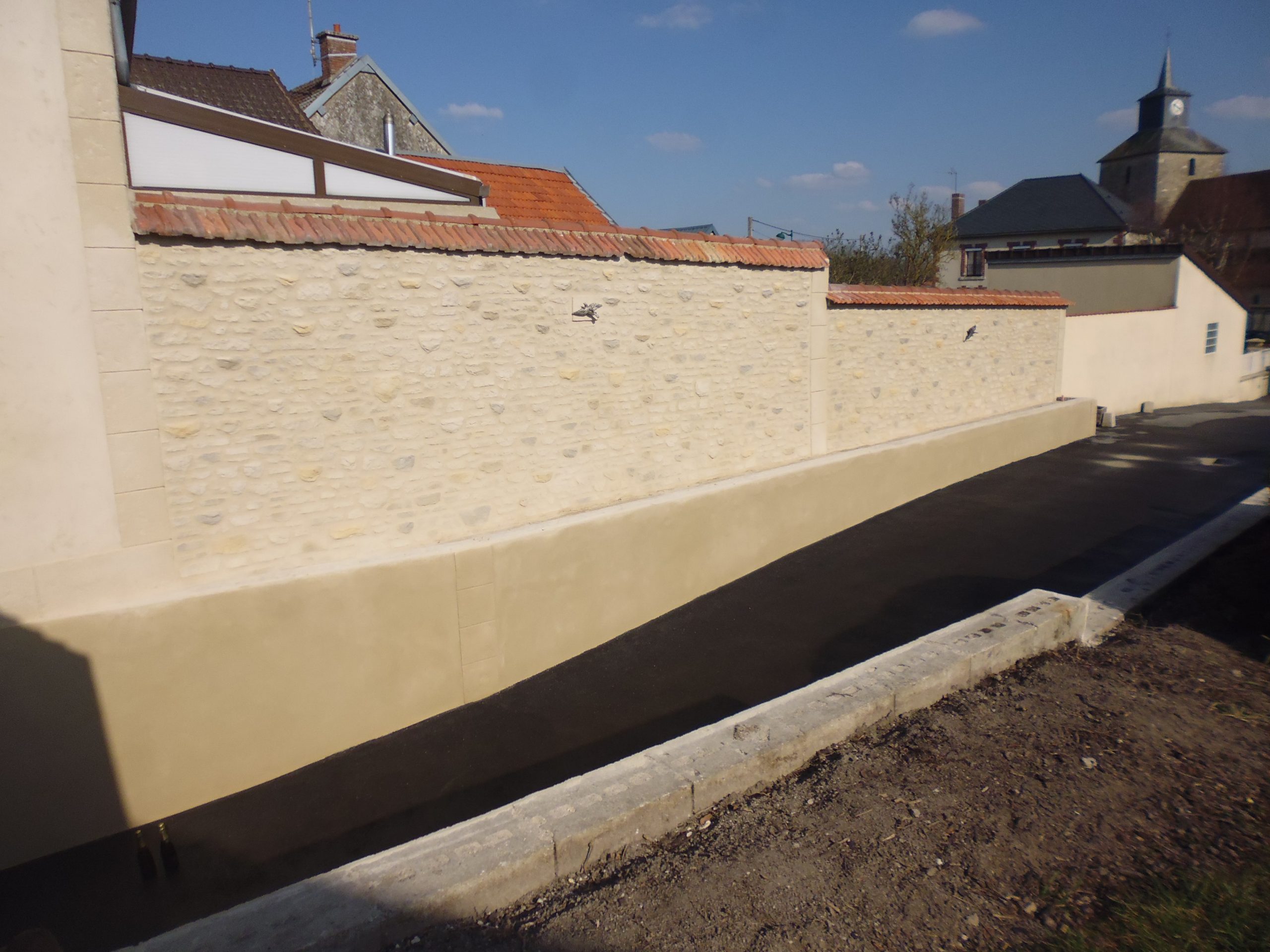 Mur en Decopierre et soubassement en enduit à la chaux - Habitat ...
